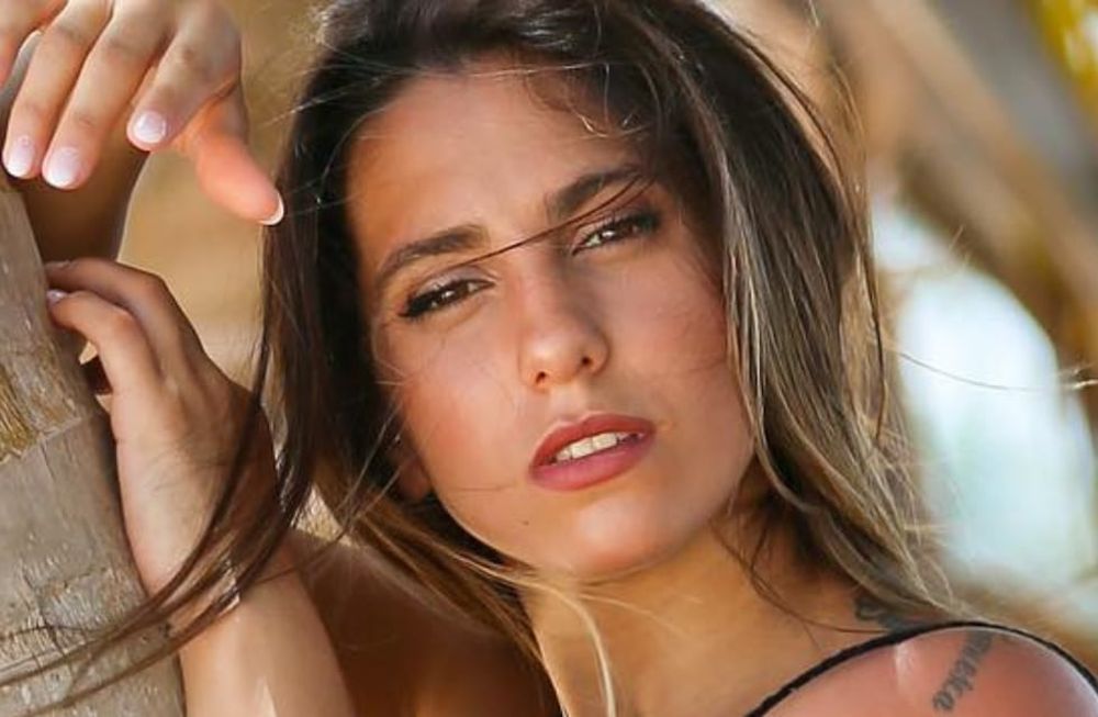 Cinthia Fernández demostró que no es nada tímida y posó de espaldas con una trikini “entangada”