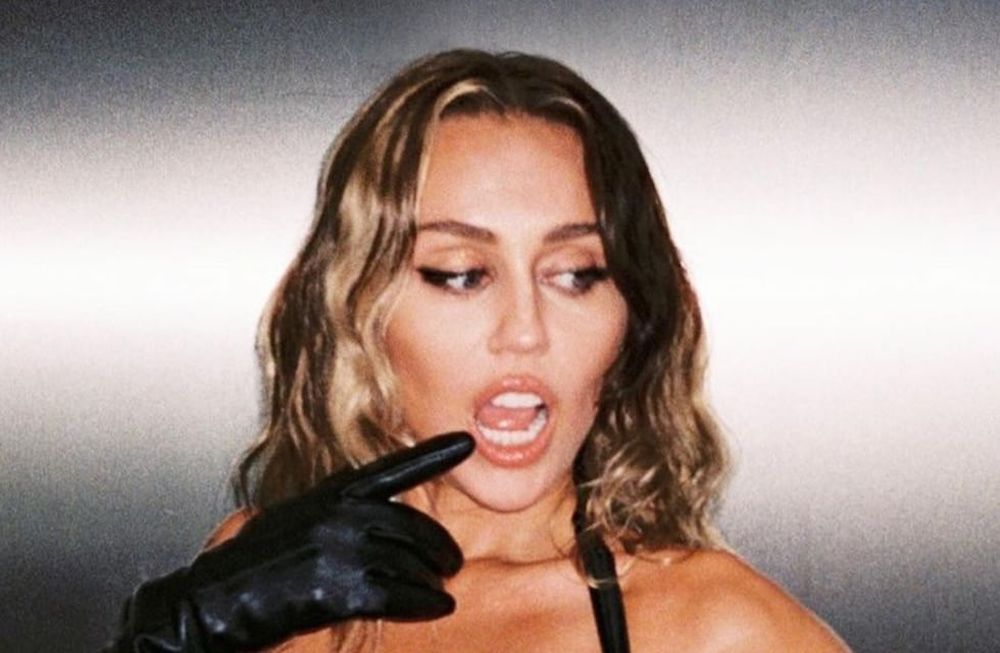 Miley Cyrus se calzó una malla ultra cavada y agradeció el apoyo de sus ...