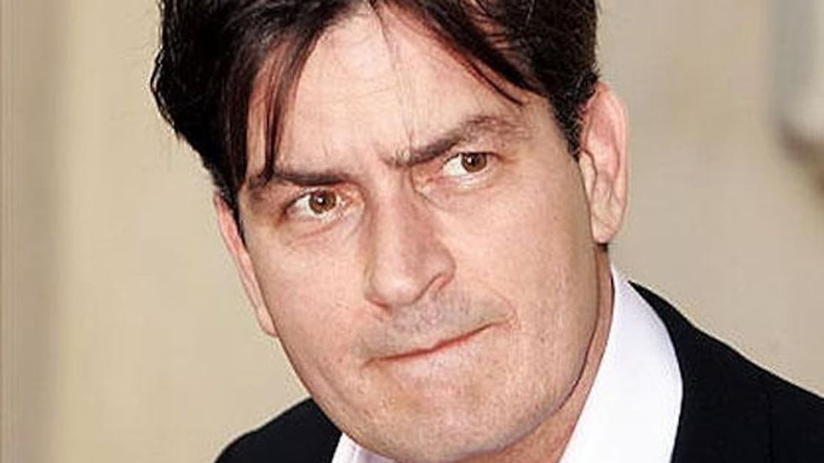 Brutal ataque al actor Charlie Sheen en su casa: una mujer intentó ...