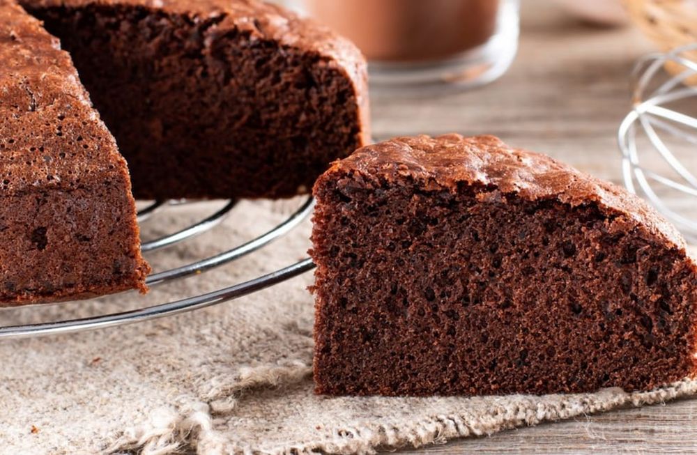 La receta de la torta de chocolate más esponjosa: sin manteca ni leche ...