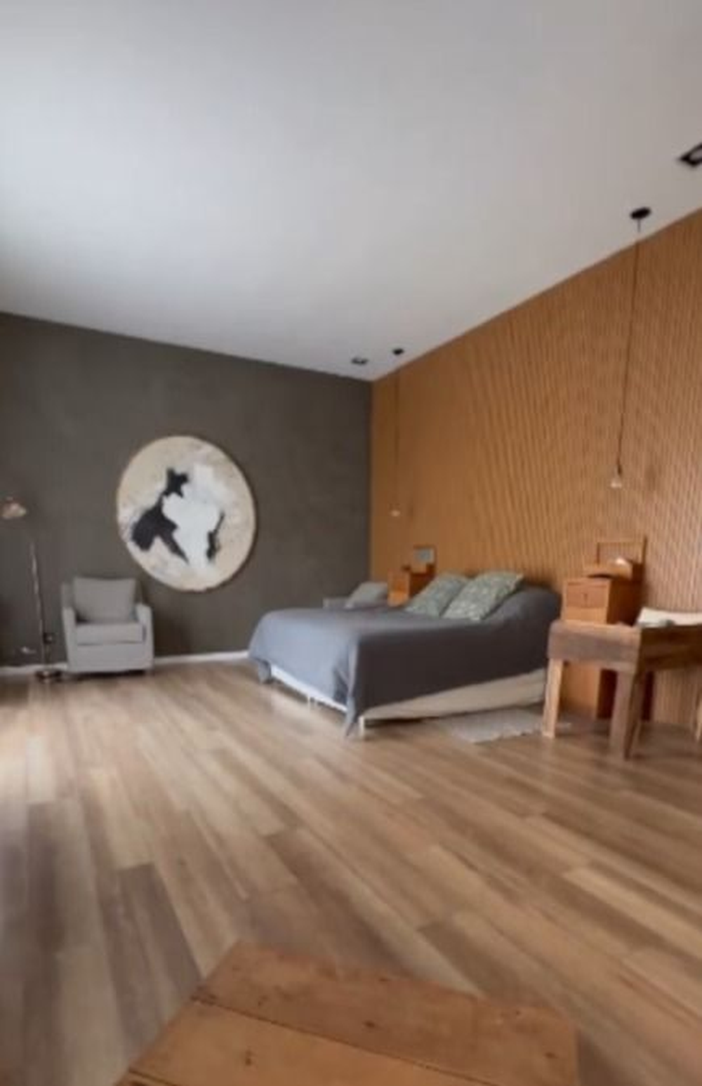 Así es la casa de estilo rústico que Agustina Cherri compró cuando estaba en Chiquititas y aún ...