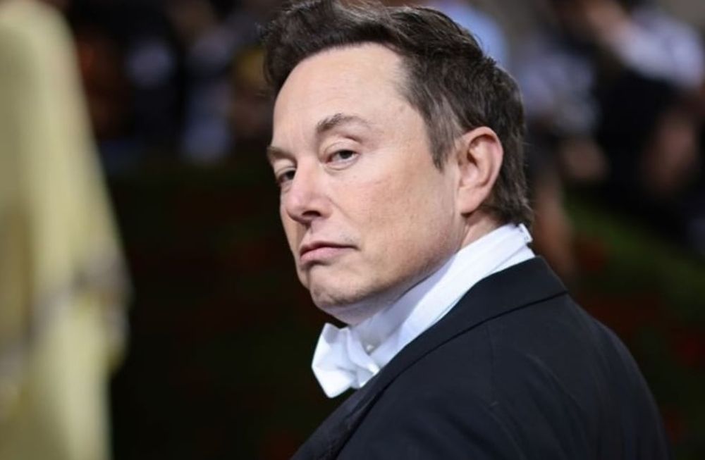 El robot Optimus de Tesla se cayó en plena demostración y alimentó ...