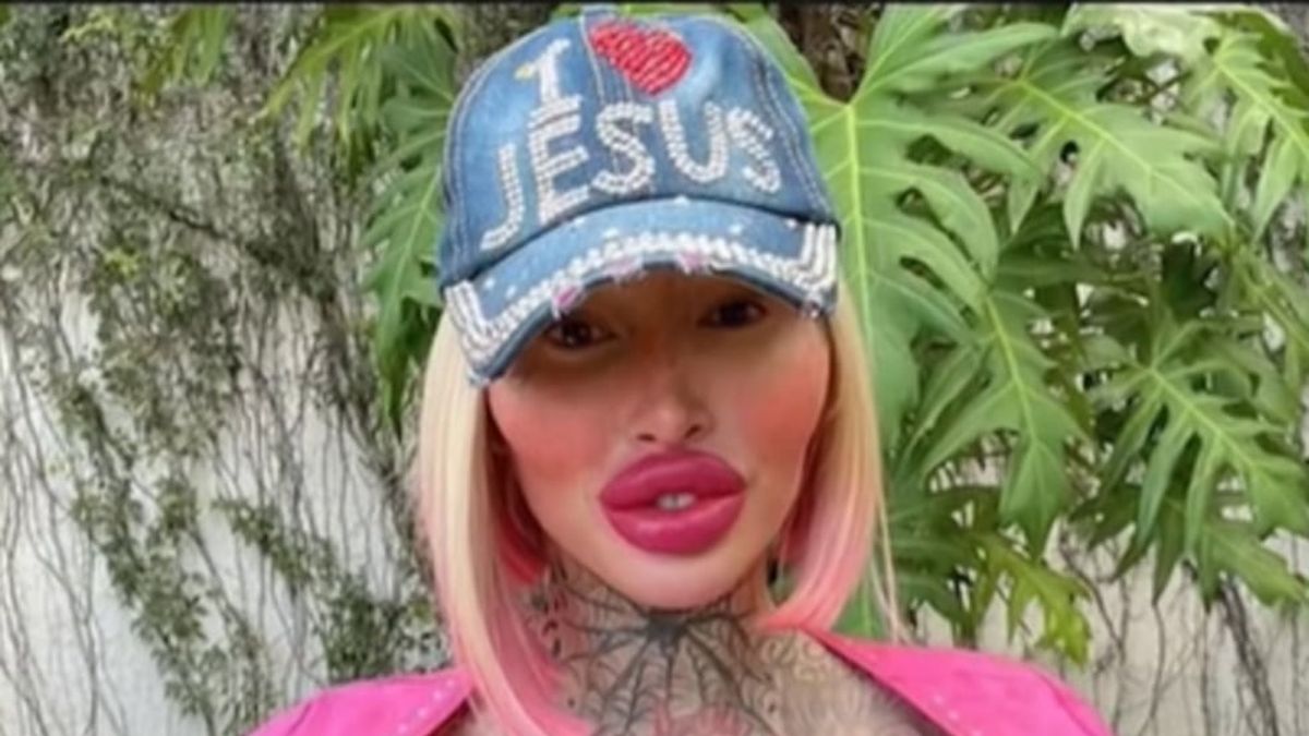 Una influencer denunció que la bajaron de un avión por el tamaño de sus ...