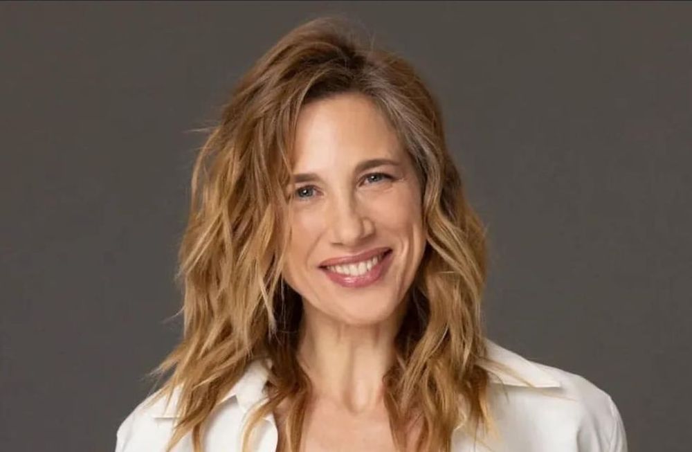 Alina Moine posteó varias fotos con la camisa abierta en las que lució ...