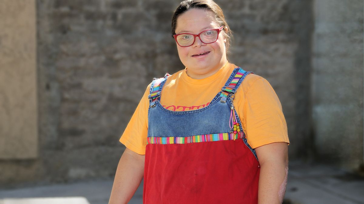 La historia de Flor Vega: tiene síndrome de Down, trabaja en un jardín ...