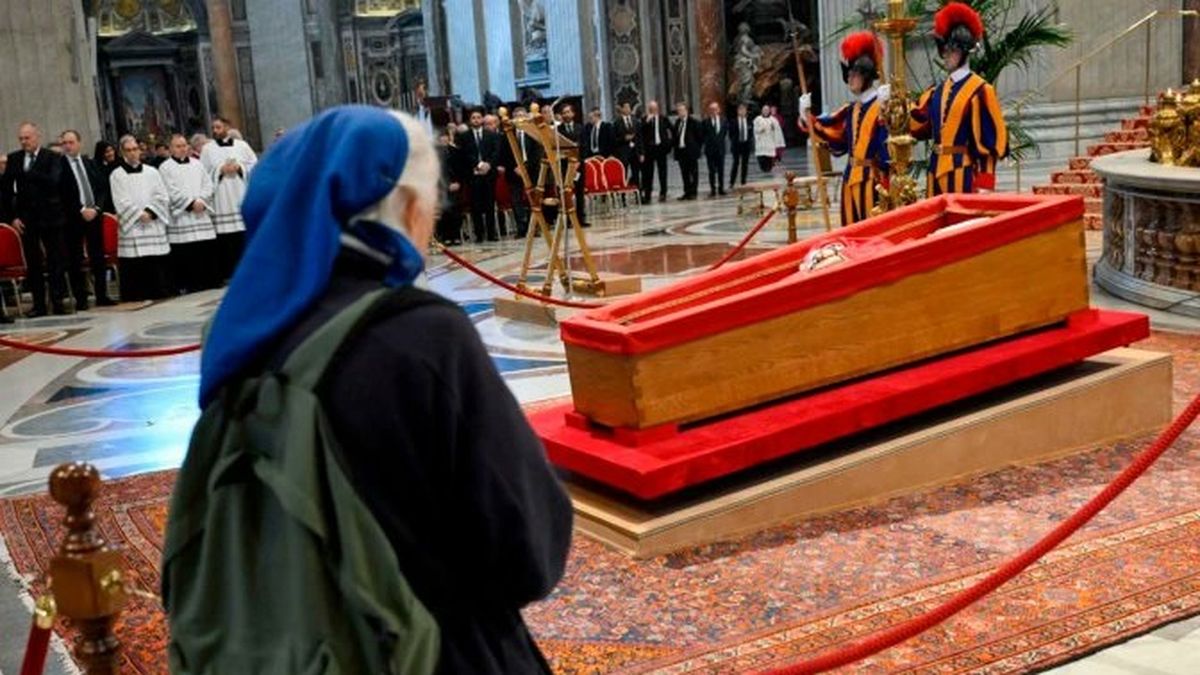 La dura historia de la monja Geneviève Jeanningros: rompió el protocolo y se despidió del papa ...