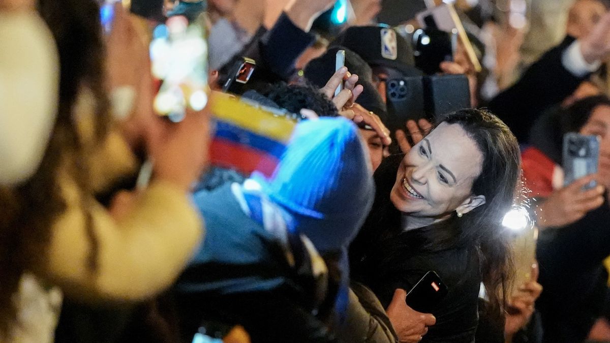 Por tierra, mar y aire disfrazada: el periplo de María Corina para ...