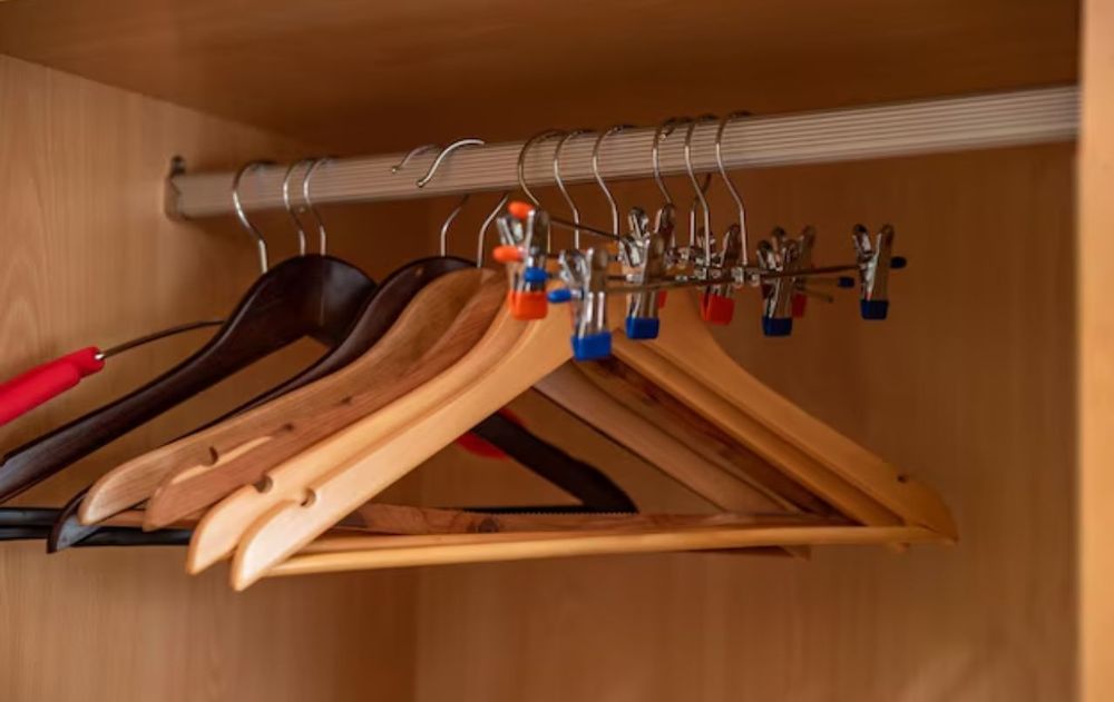 No es para colgar ropa: reciclar las perchas rotas o sin uso está de ...