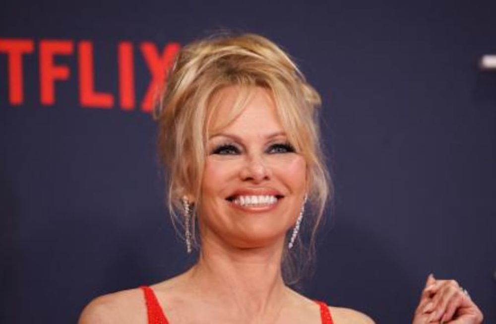 A sus 55, Pamela Anderson deleitó al ponerse de nuevo el traje de baño rojo ultra cavado “Baywatch”